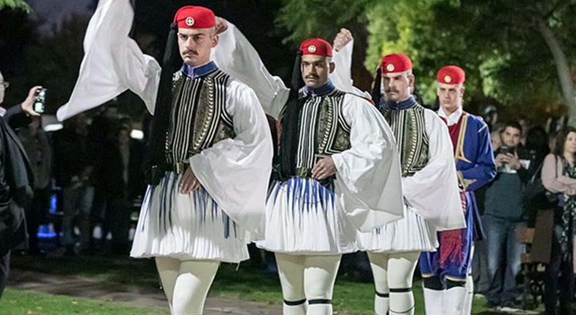 Η παραδοσιακή φουστανέλα και το τσαρούχι: Τι σημαίνουν για την ελληνική ...