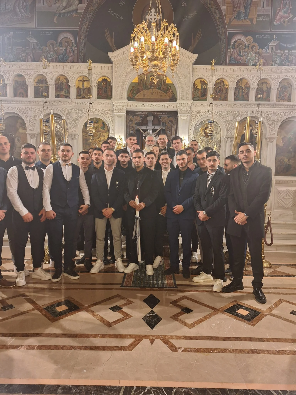 Ναύπλιο: Βάπτιση με 27 νονούς στον Ιερό Ναό Ευαγγελίστριας σπάζοντας ...
