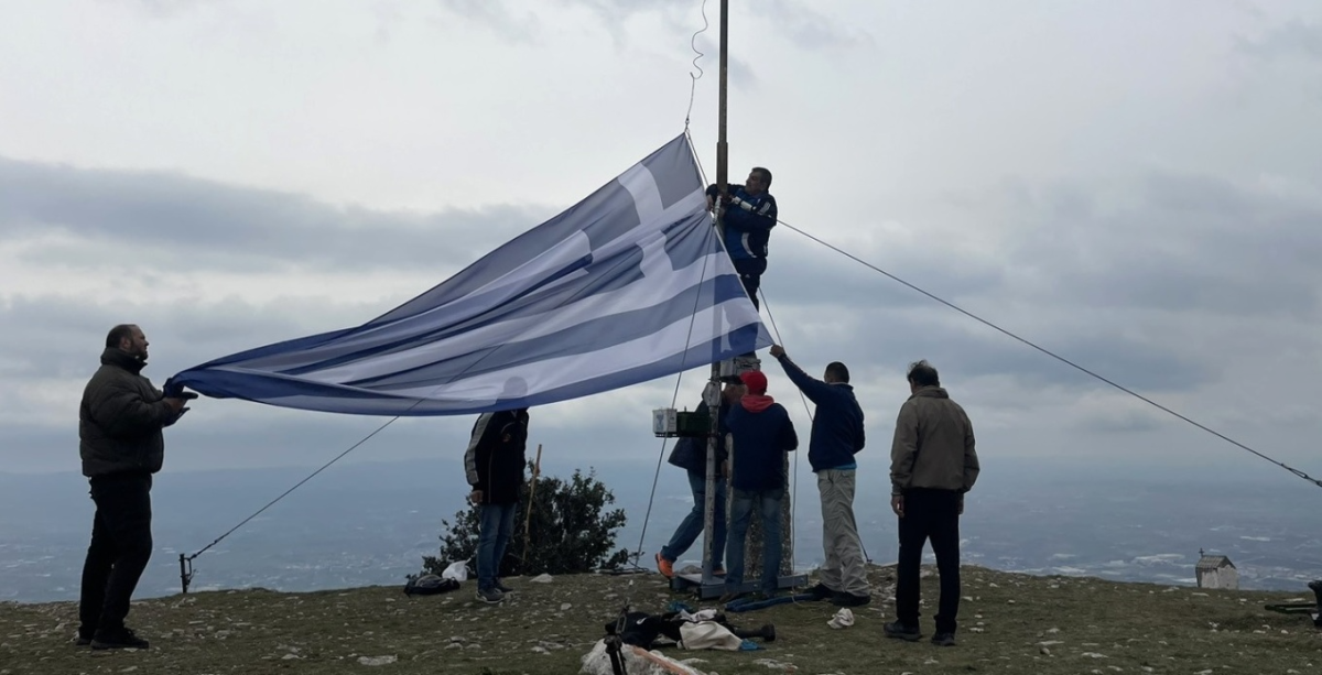 Ξάνθη: Η ελληνική σημαία κυματίζει ξανά στο ύψωμα «Αυγό» χάρη σε ...